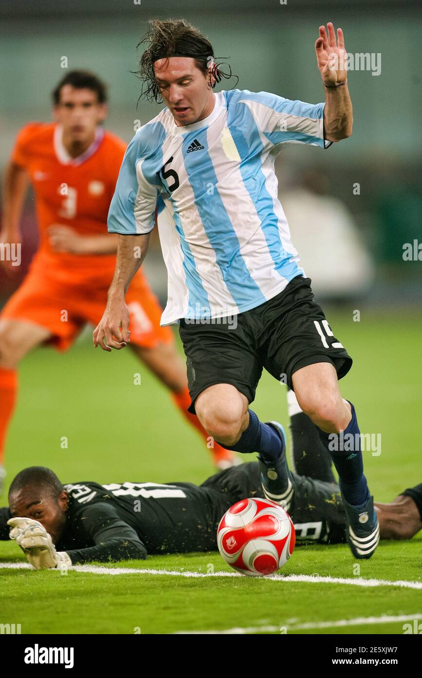Lionel Messi goes around Netherlands goalkeeper Kenneth Vermeer to ...