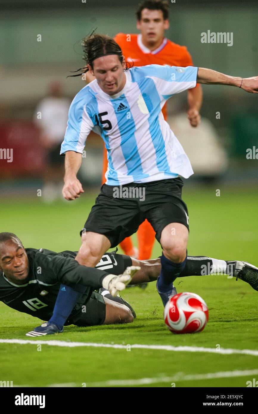 Lionel Messi goes around Netherlands goalkeeper Kenneth Vermeer to ...