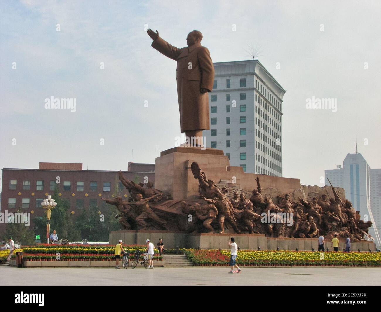 Huge statue of Mao Tse Tung in a square in Shenyang, China Stock Photo ...