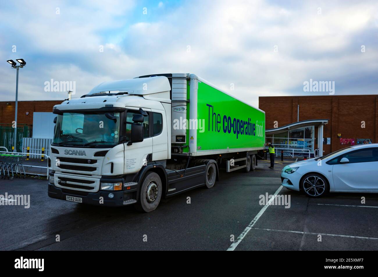 Lorry delivering goods hi-res stock photography and images - Alamy