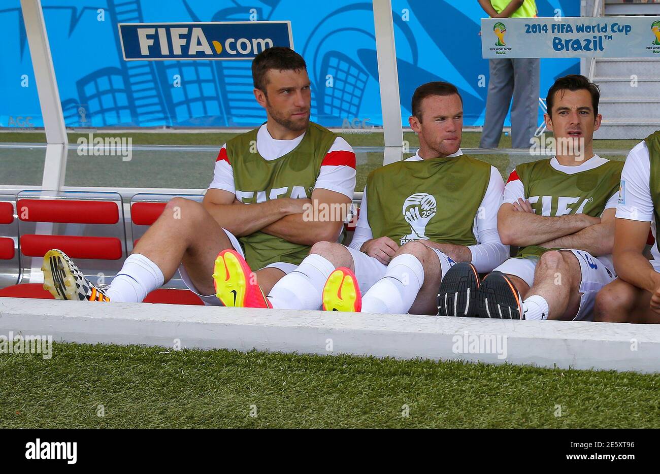 Wayne rooney on bench hi-res stock photography and images - Alamy