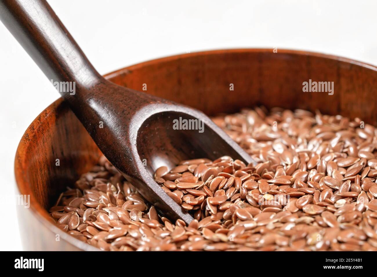 Common flax linseed in small wooden bowl with wooden scoop, closeup detail Stock Photo - Alamy