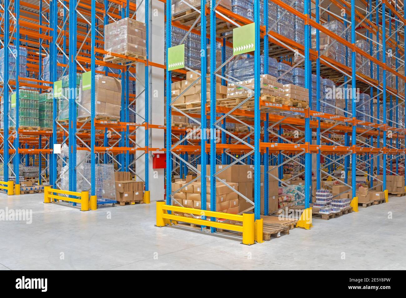Empty fulfillment center industrial hi-res stock photography and images ...