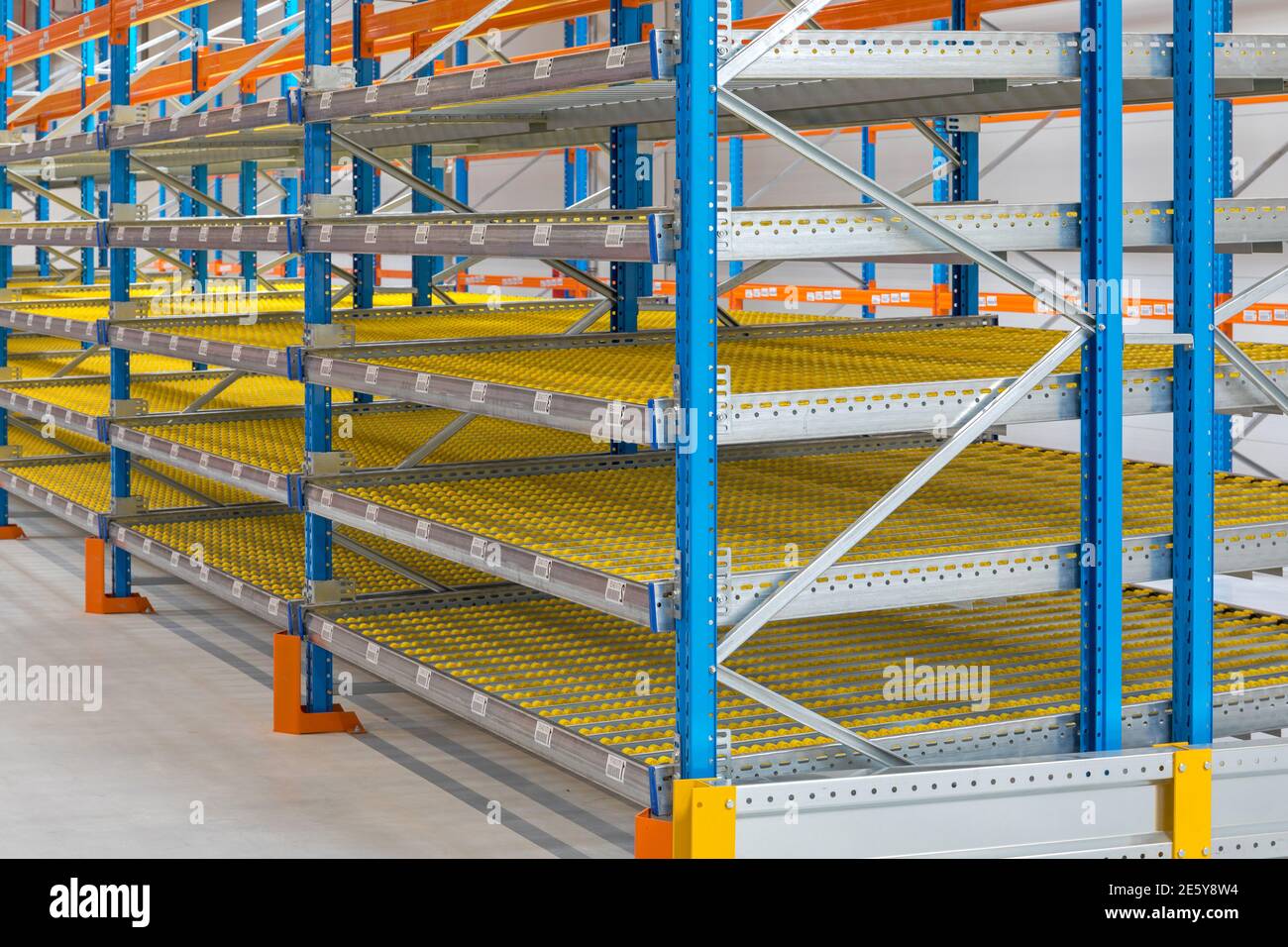 Gravity Flow Rack Shelving in Distribution Warehouse Stock Photo - Alamy