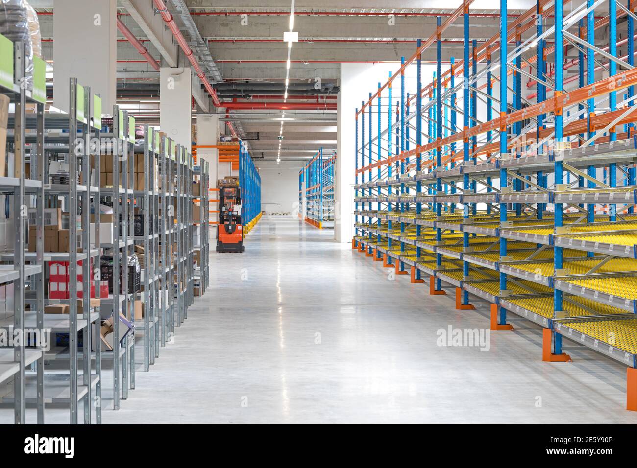 Gravity Flow Rack Shelving in Distribution Warehouse Stock Photo - Alamy