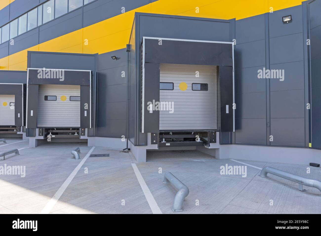 Warehouse exterior loading dock hi-res stock photography and images - Alamy