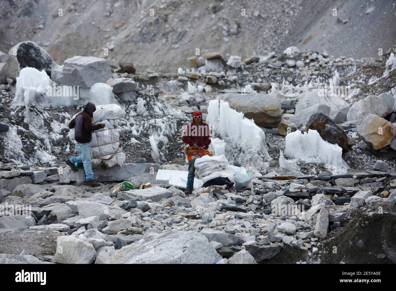 Mount everest garbage hi-res stock photography and images - Alamy