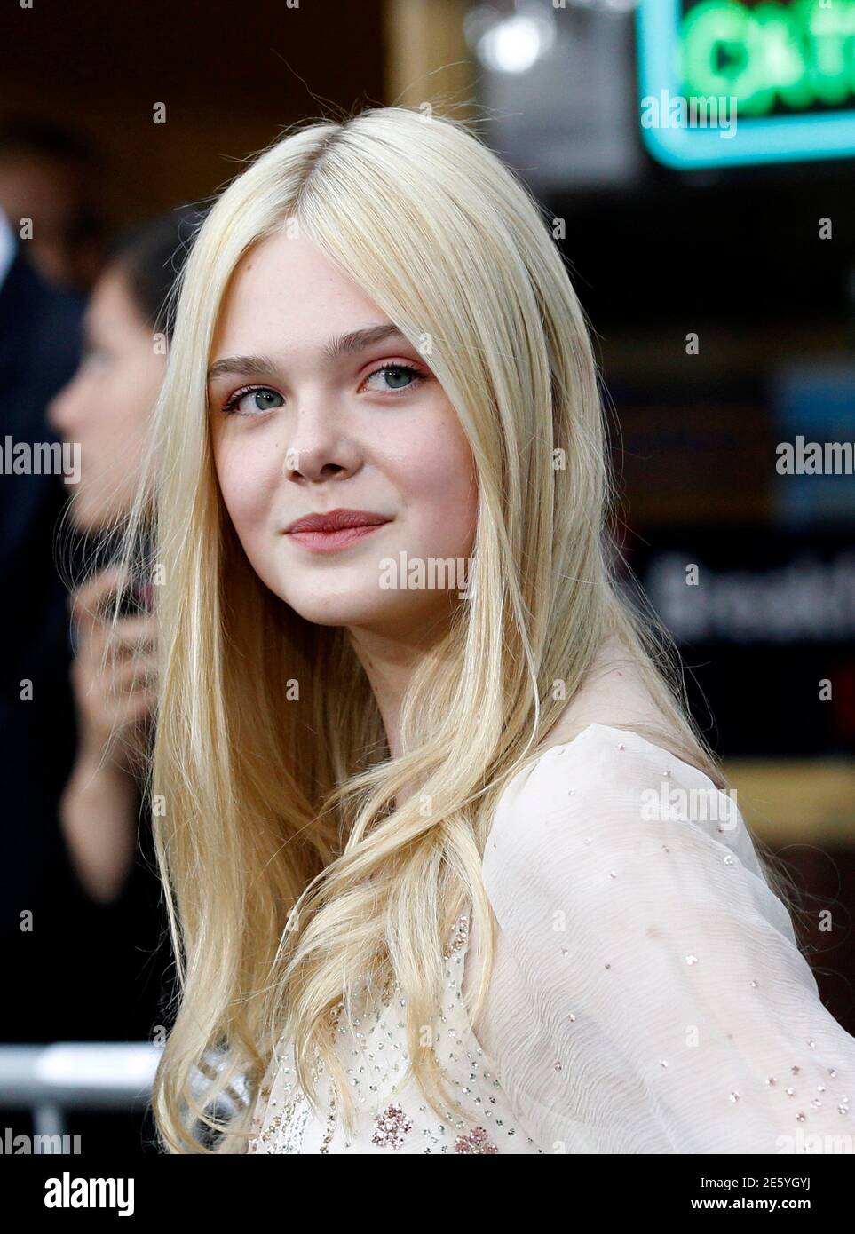 Elle fanning super 8 premiere hi-res stock photography and images - Alamy