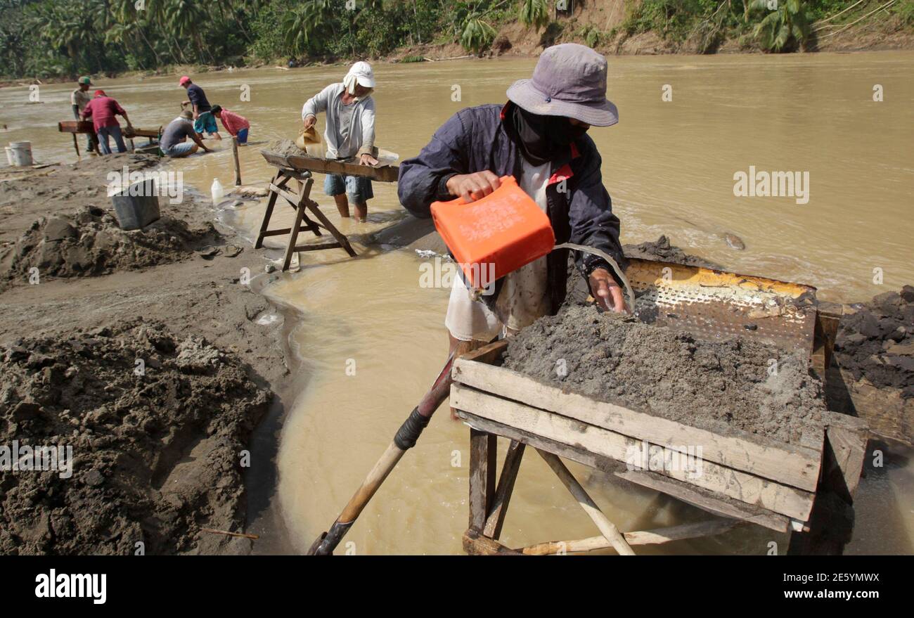 Gold pan sift hi-res stock photography and images - Alamy