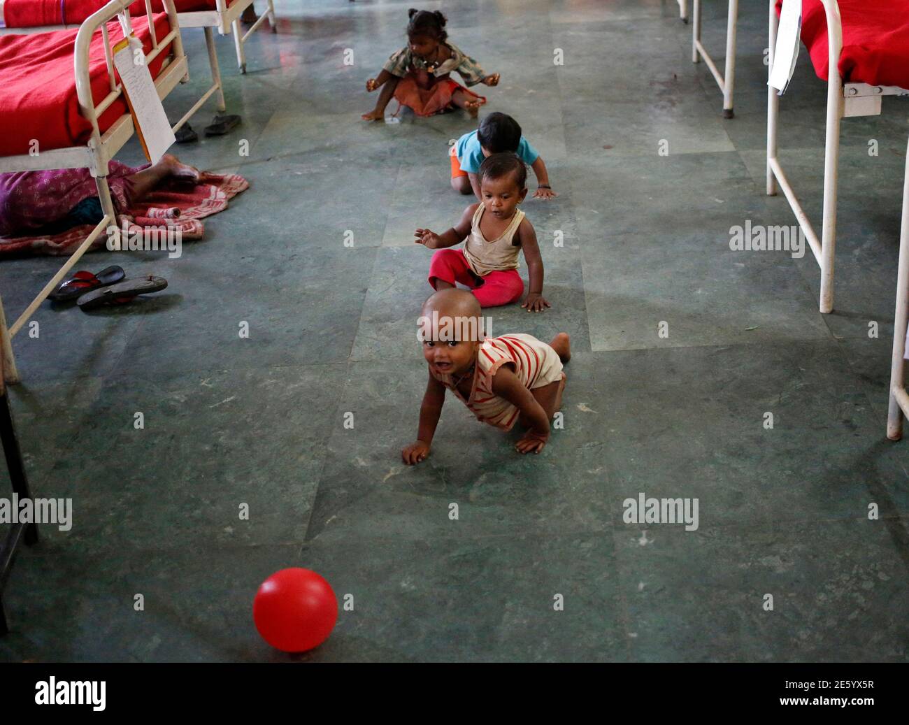India overpopulation baby hi-res stock photography and images - Alamy
