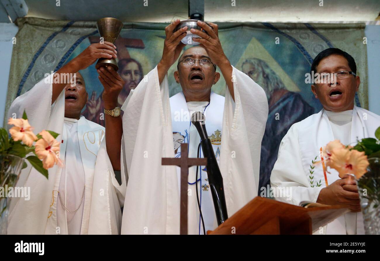 Officiat hi-res stock photography and images - Alamy