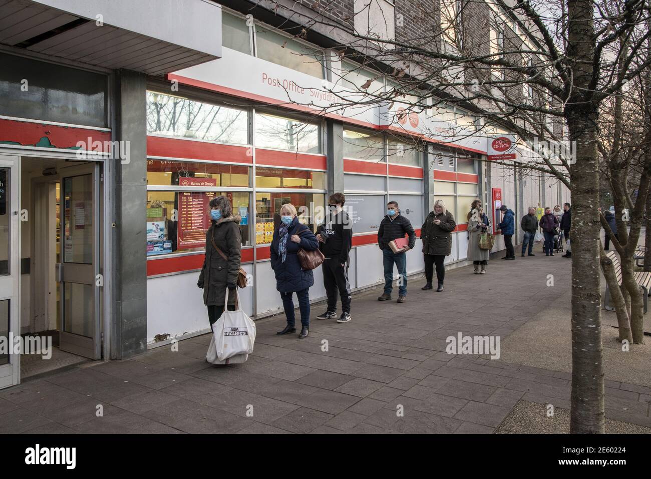 Queue of people hi-res stock photography and images - Alamy