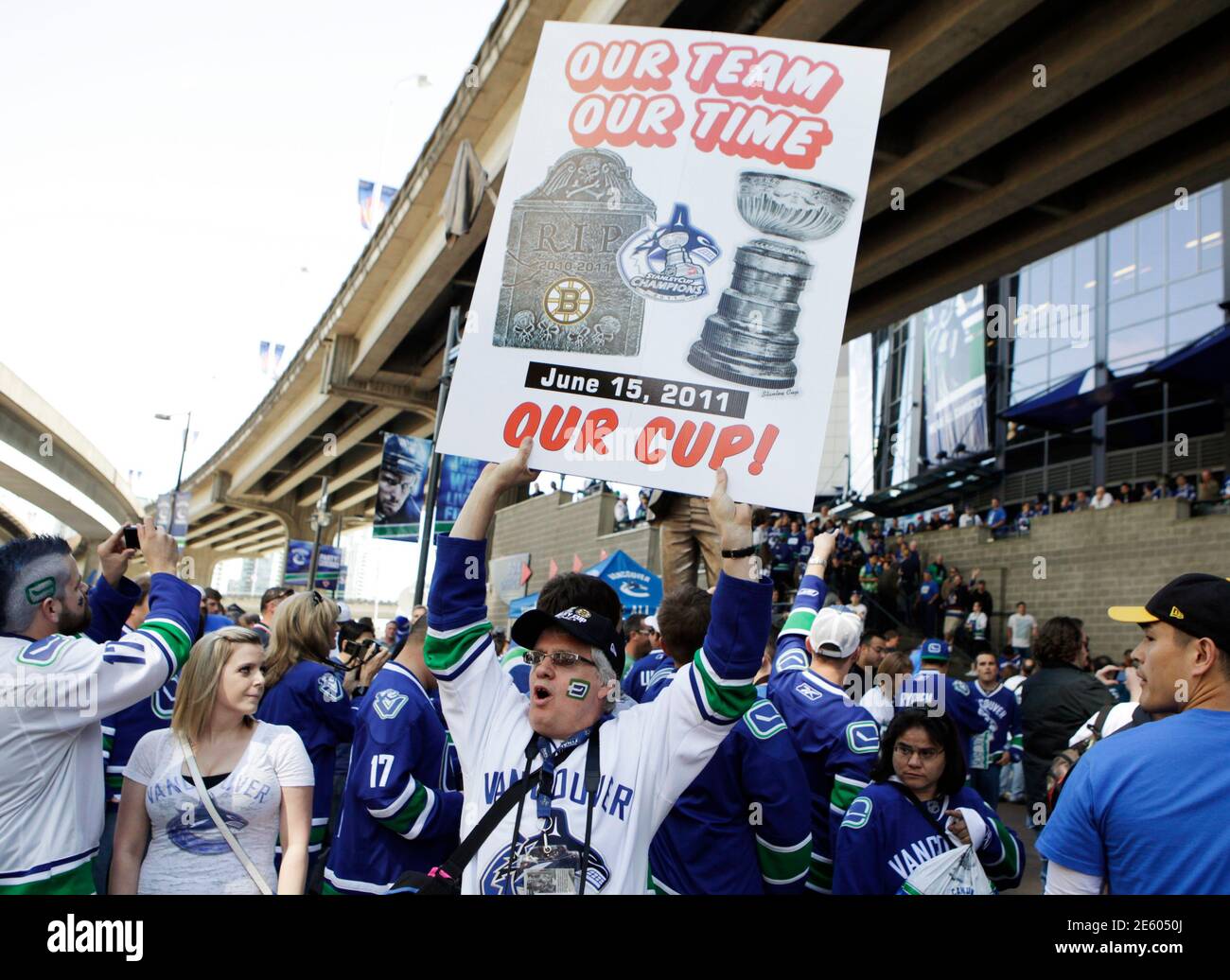 Vancouver canucks fans cheer canucks hi-res stock photography and ...