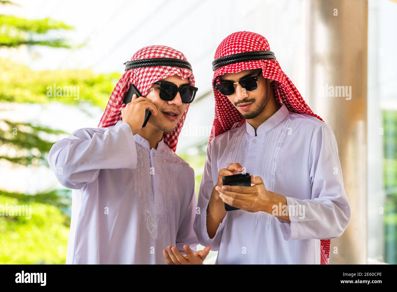 Arab men talking hi-res stock photography and images - Alamy