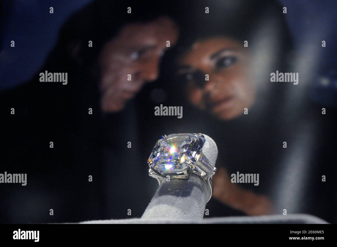 Elizabeth taylor diamond ring 33 hi-res stock photography and images ...