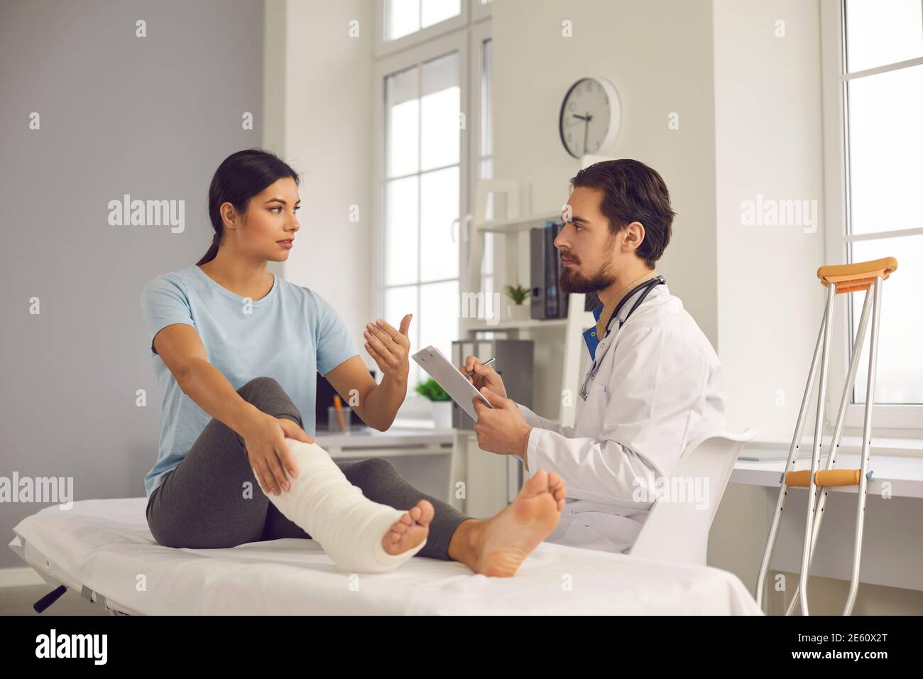 Woman doctor visit leg hi-res stock photography and images - Alamy