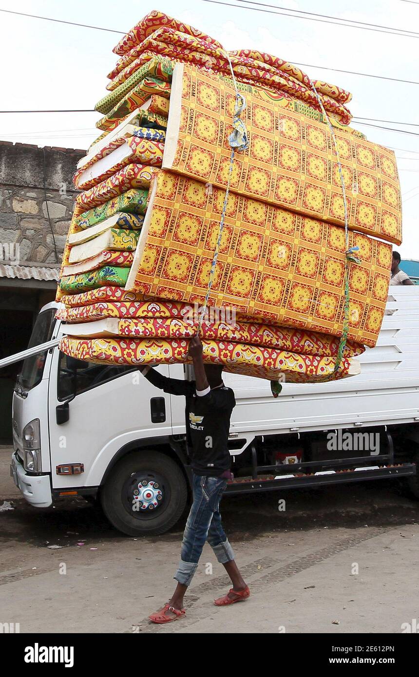 Man carrying mattress hi-res stock photography and images - Alamy
