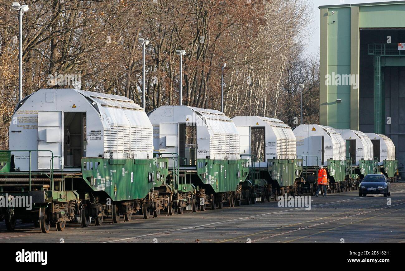 Empty wagons hi-res stock photography and images - Alamy