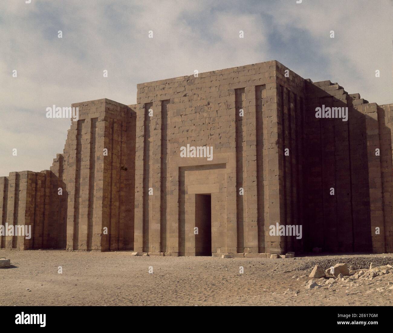 MURALLA CON BASTION DE ENTRADA A LA SALA HIPOSTILA - PUERTA PRINCIPAL ...