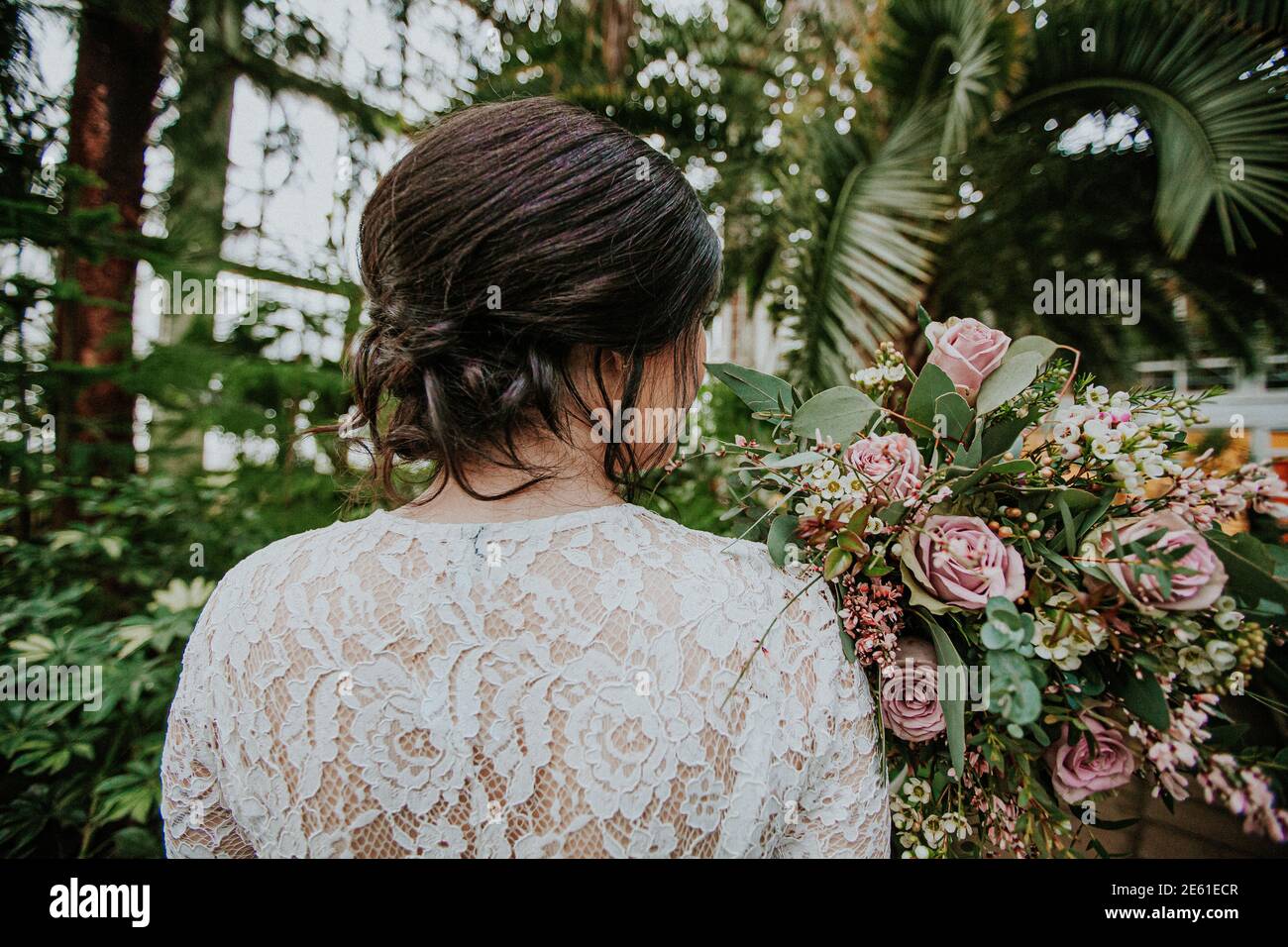bride in wedding dress with rose bouquet Stock Photo - Alamy