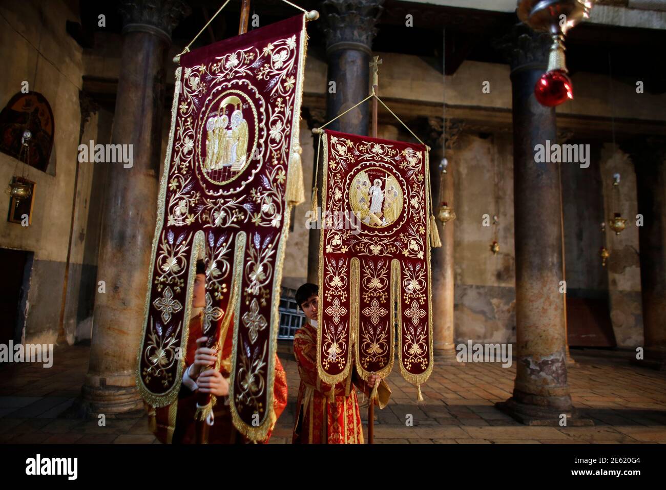 Altar servers in church hi-res stock photography and images - Alamy
