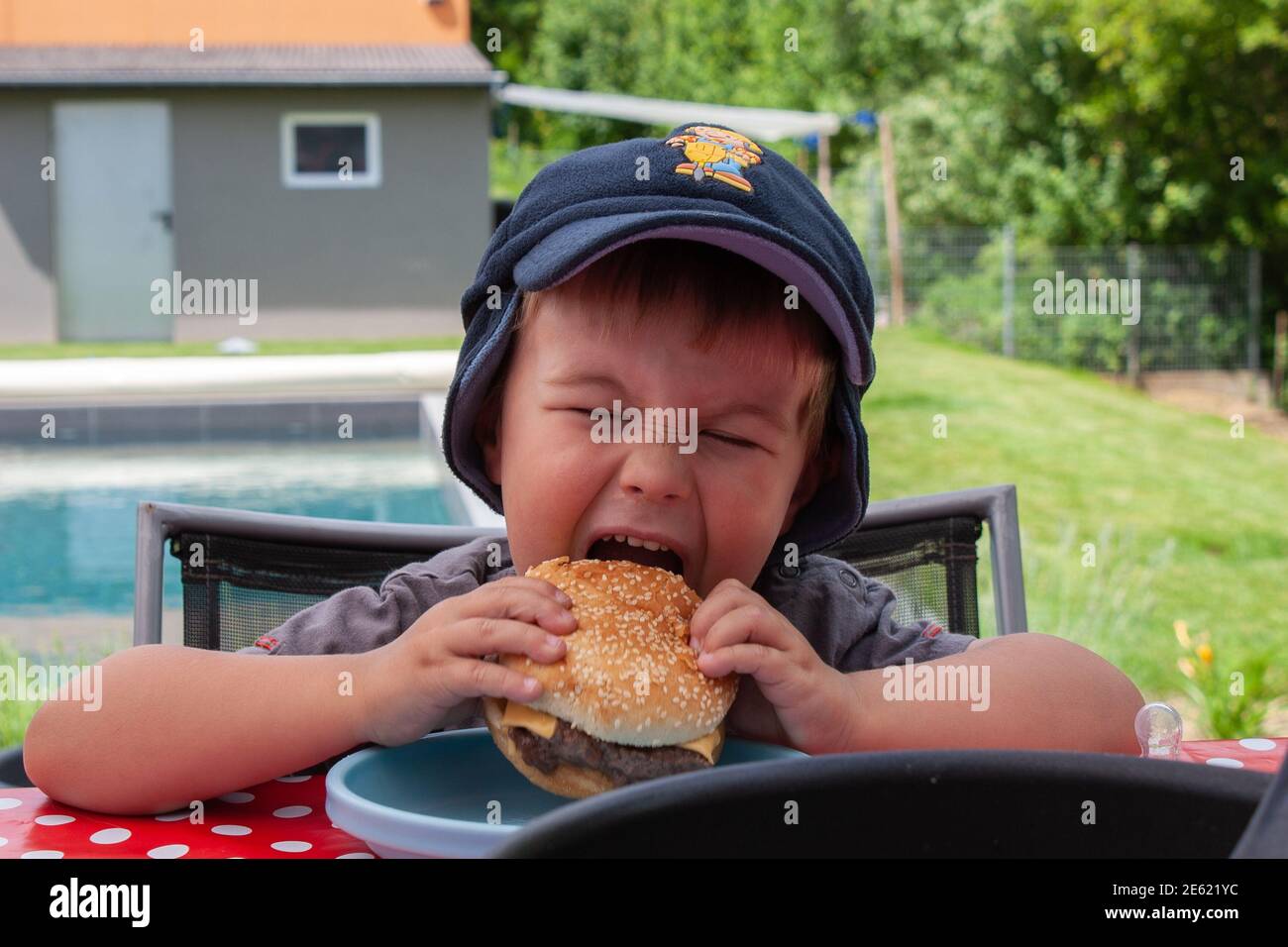 Kids eating burger hi-res stock photography and images - Alamy