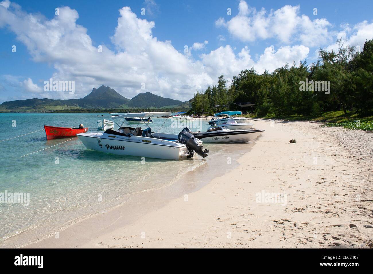 Mauritius island: Speedboats with turquoise lagoon, coral reef Stock ...
