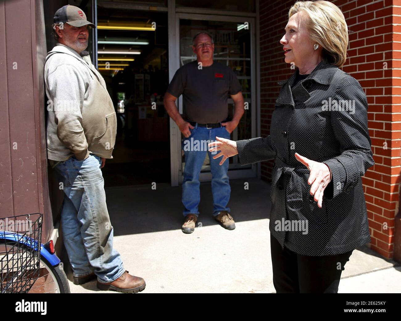 Hillary clinton campaign walking hi-res stock photography and images ...