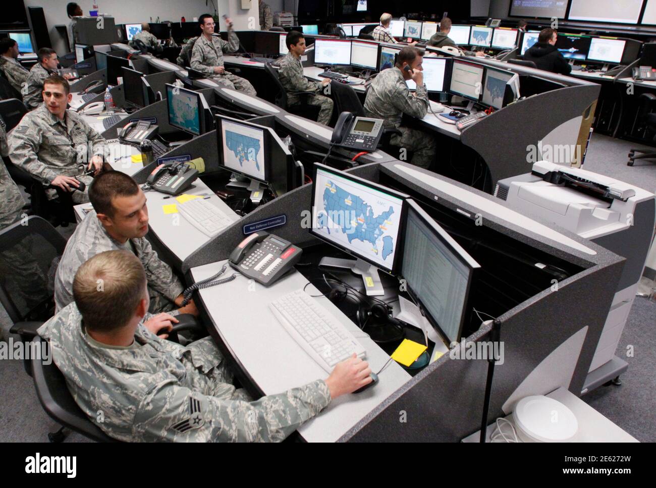 Command center screen personnel hi-res stock photography and images - Alamy