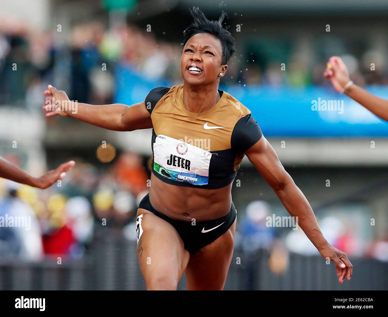 Carmelita jeter finish line hi-res stock photography and images - Alamy