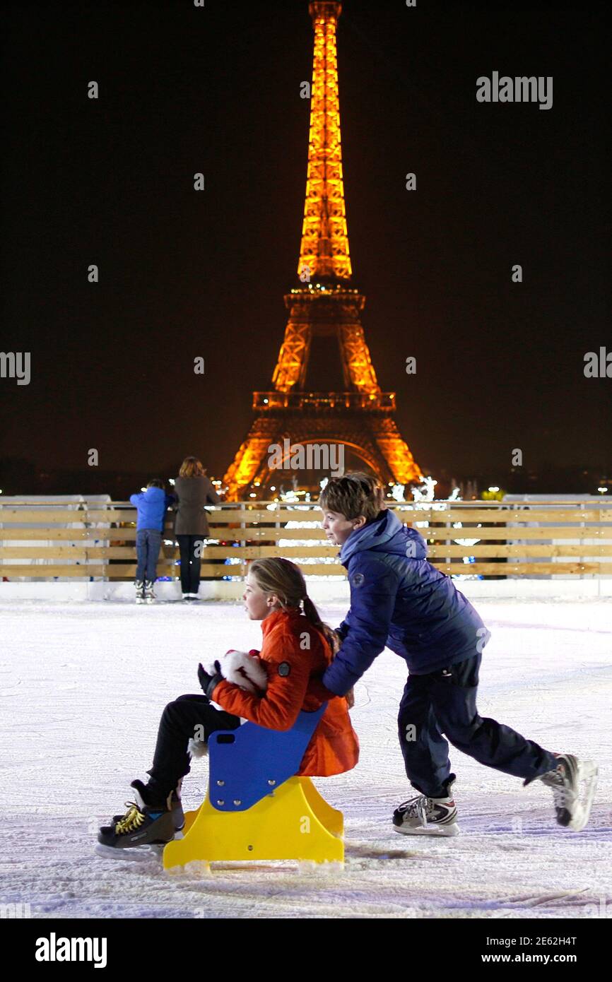 Paris eiffel tower ice rink hi-res stock photography and images - Alamy