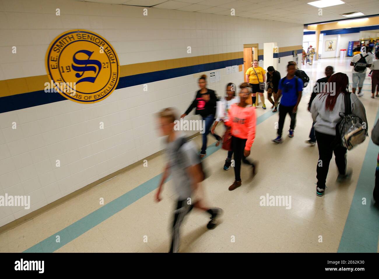 High school hallway walk hi-res stock photography and images - Alamy