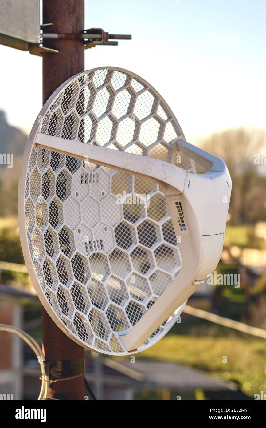 Internet satellite dish hi-res stock photography and images - Alamy