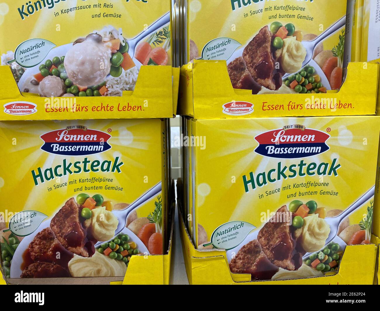 Ready meals display hi-res stock photography and images - Alamy