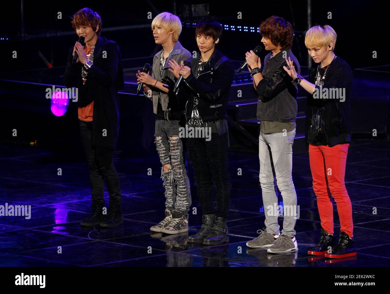 K pop fans asia hi-res stock photography and images - Alamy