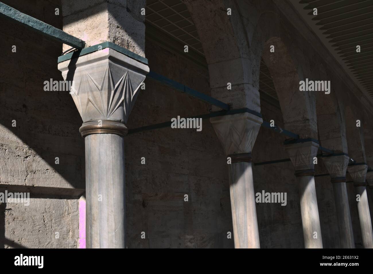 White marble columns hi-res stock photography and images - Alamy