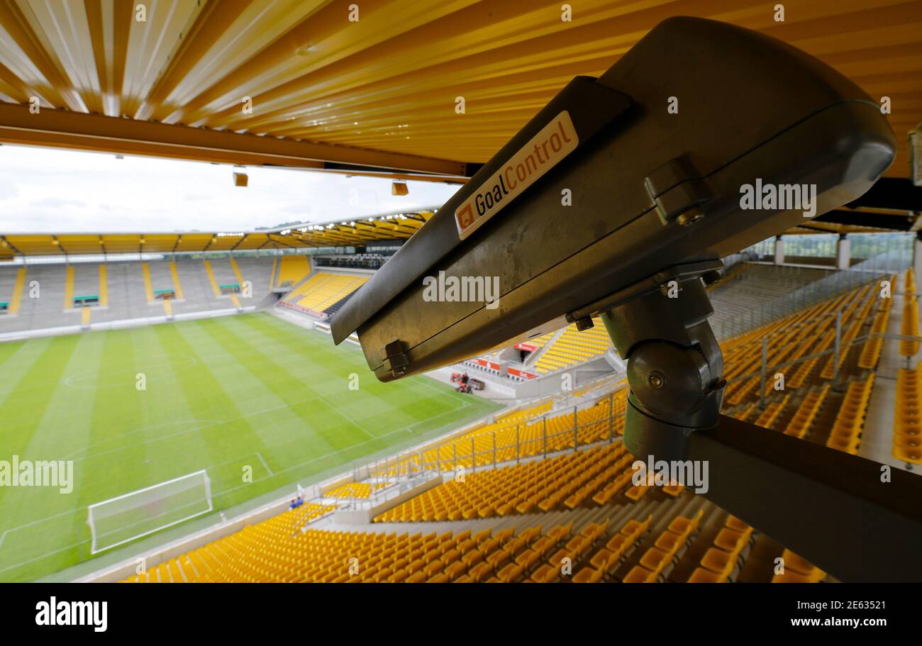 Elevated camera position hi-res stock photography and images - Alamy