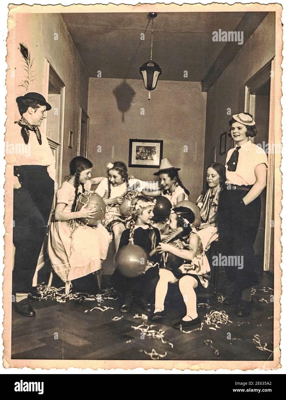 Adult party 1950s hi-res stock photography and images - Alamy