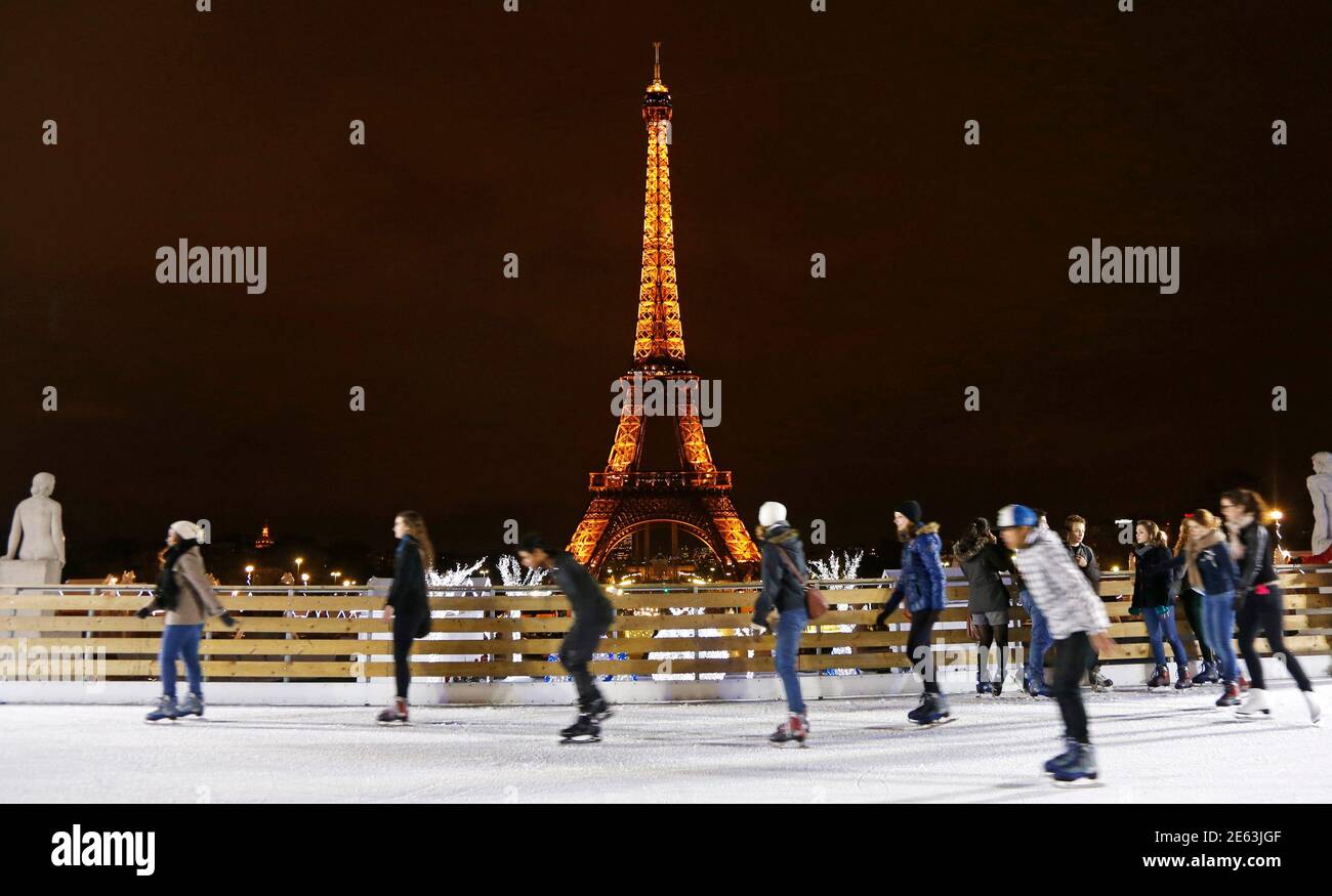 Eiffel tower paris ice skate hi-res stock photography and images - Alamy