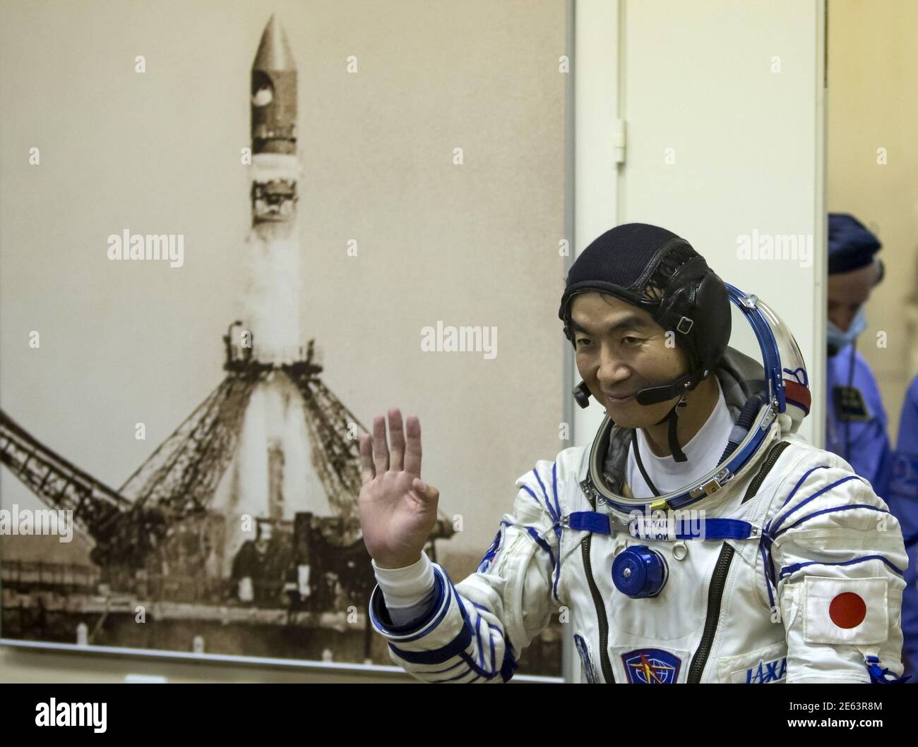 Crew wave spacesuit iss hi-res stock photography and images - Alamy