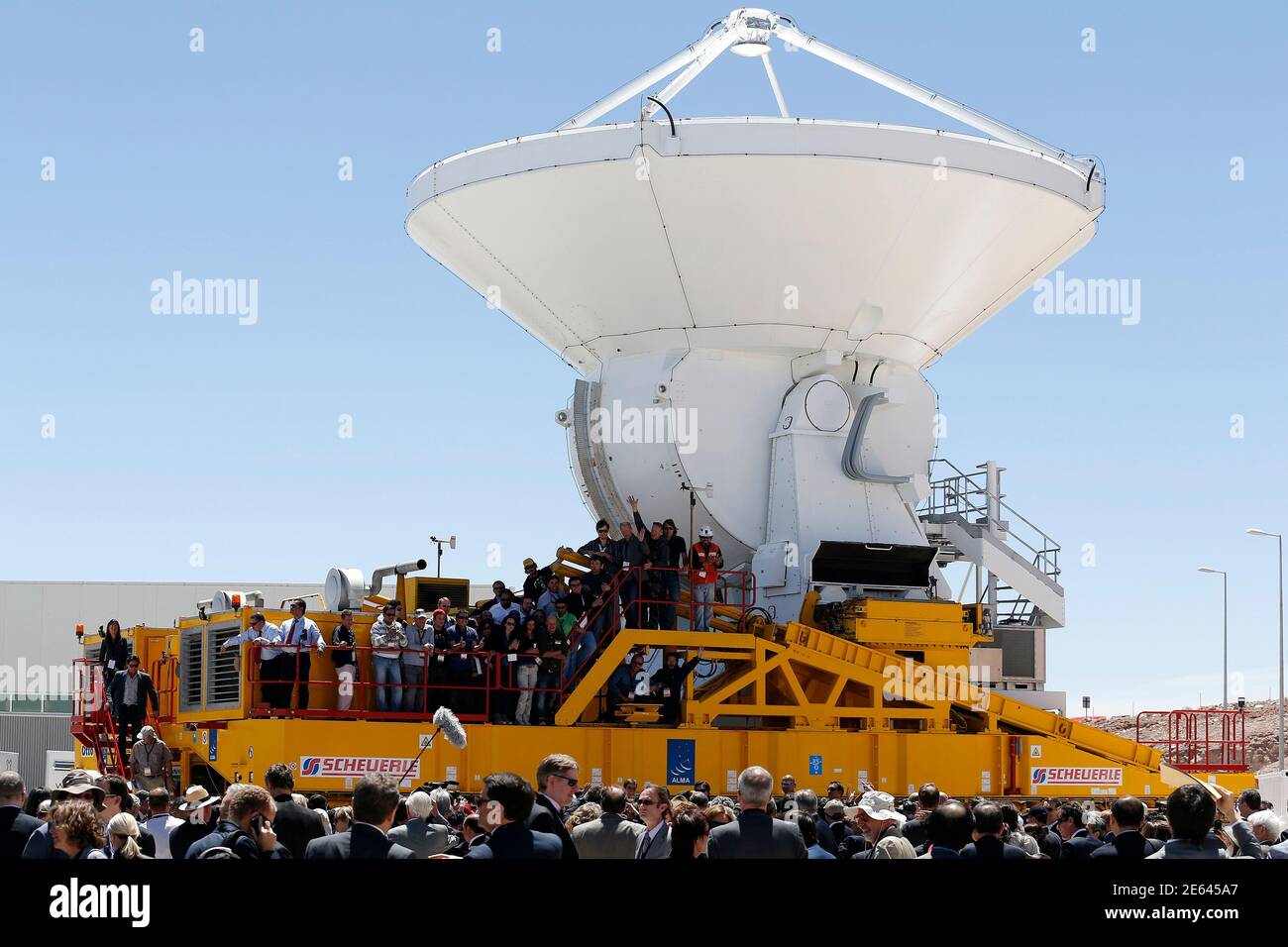 Parabolic antenna japan hi-res stock photography and images - Alamy