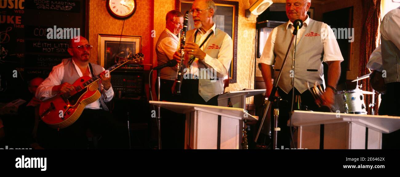 Singing pub hi-res stock photography and images - Alamy