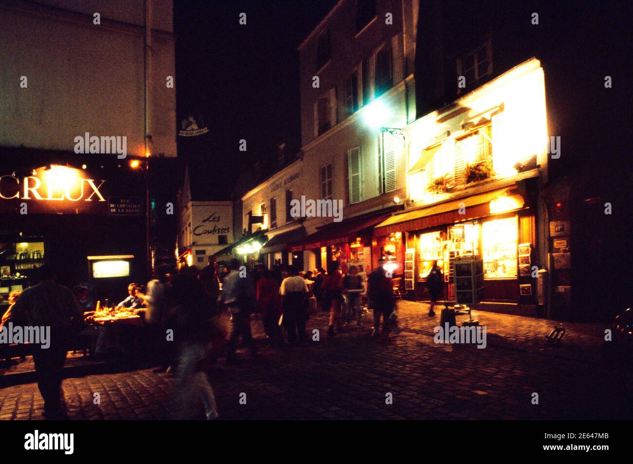 Street scene montmartre night paris hi-res stock photography and images ...