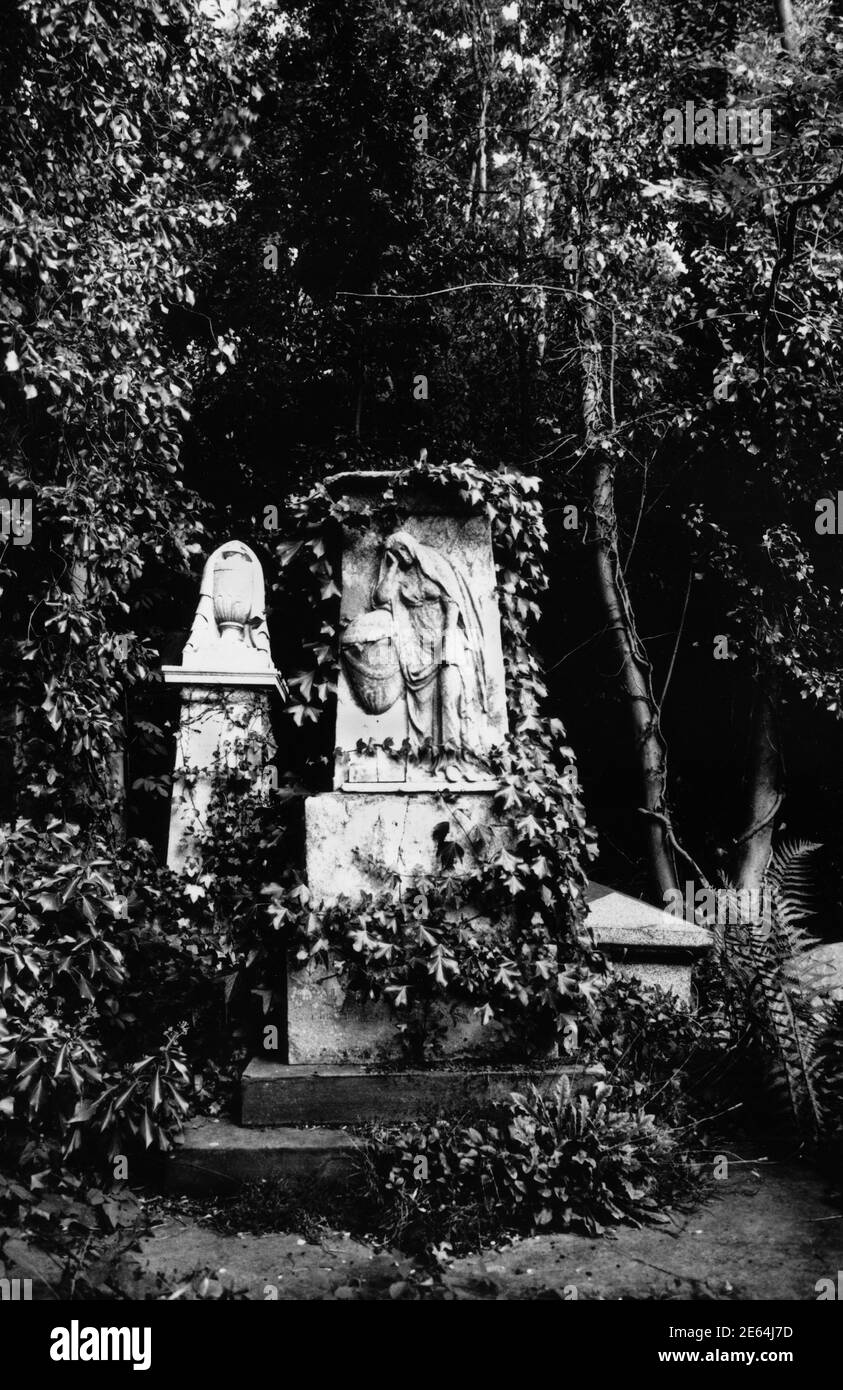 Tomb monument death victorian hi-res stock photography and images - Alamy