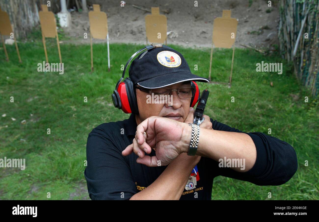 Inside shooting range hi-res stock photography and images - Alamy
