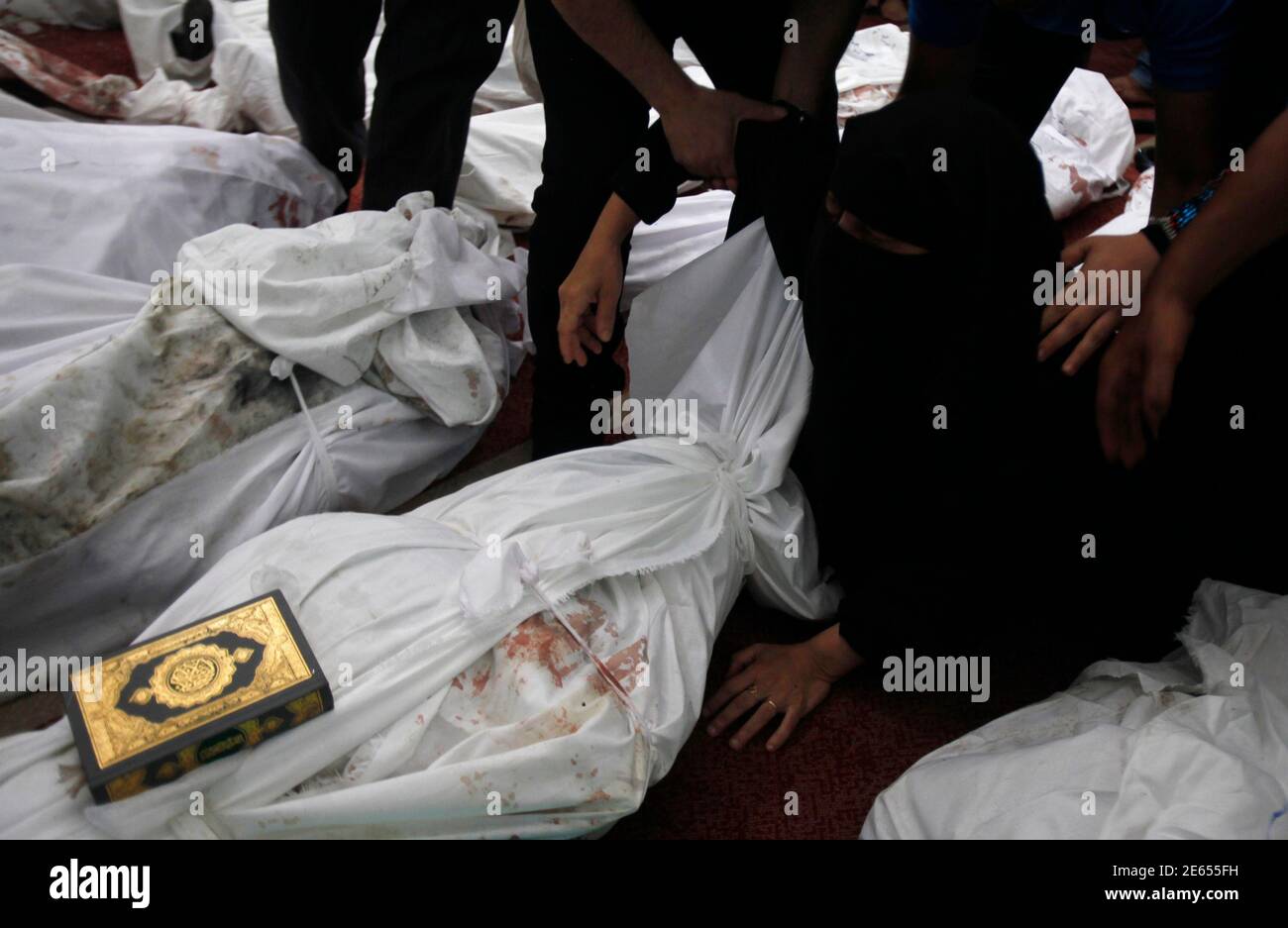 Dead bodies wrapped in white hi-res stock photography and images - Alamy