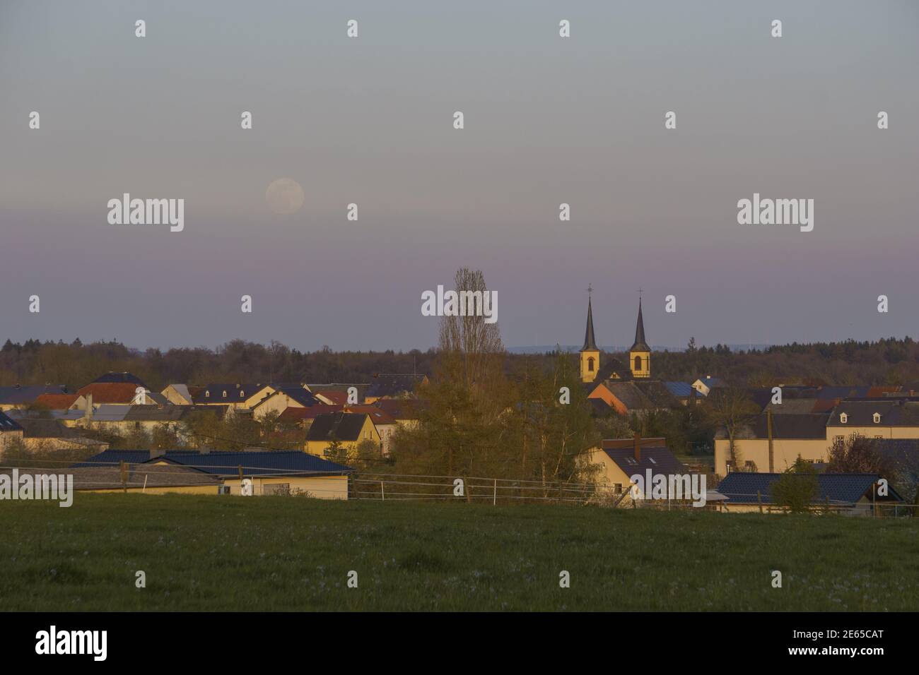 Moon over village hi-res stock photography and images - Alamy