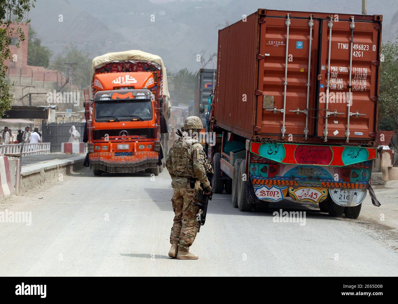 Torkham gate hi-res stock photography and images - Alamy