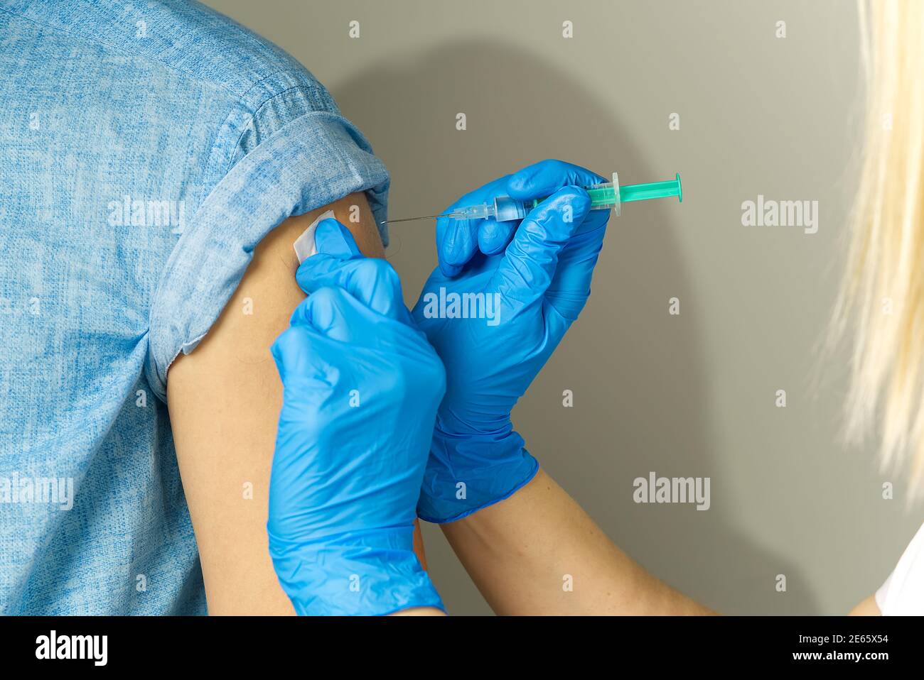 Nurse's hands giving an injection in hospital Stock Photo - Alamy