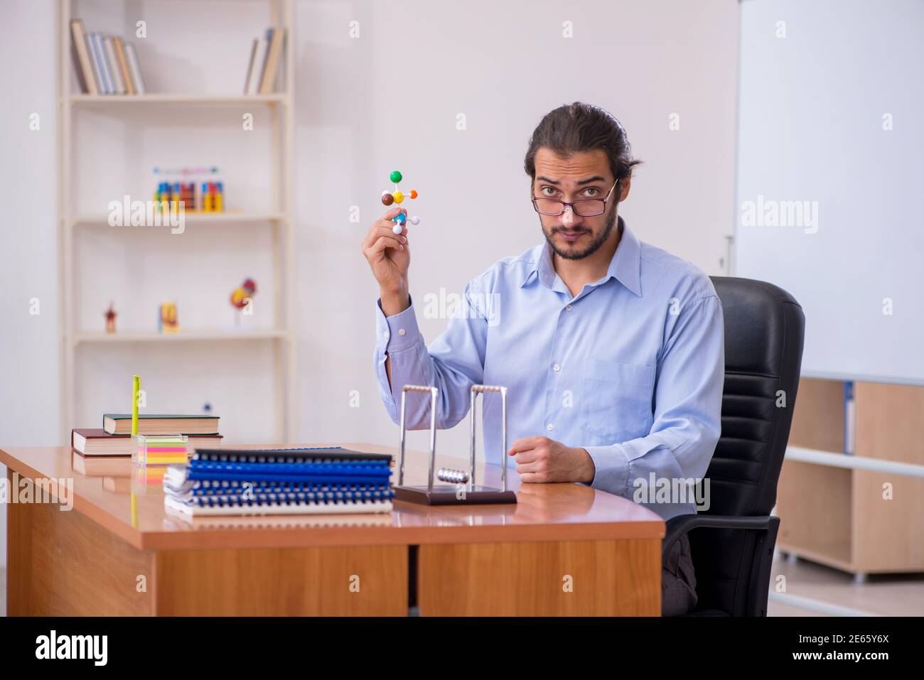 Young teacher physicist in the classroom Stock Photo - Alamy